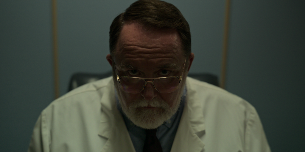 Deze bizarre docu over een horror-doctor is nu populair op Netflix